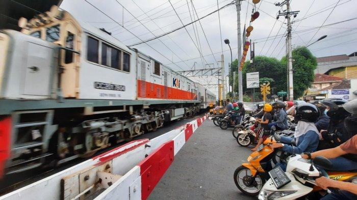 Humas KAI Wisata Imbau Masyarakat untuk Disiplin Taati Rambu di Perlintasan Kereta - Tribunjogja.com