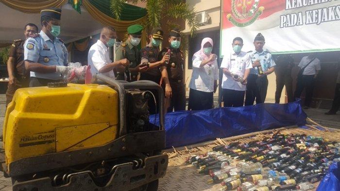 Ratusan Botol Miras dan Ribuan Pil Koplo Dimusnahkan Kejari Gunungkidul - Tribunjogja.com