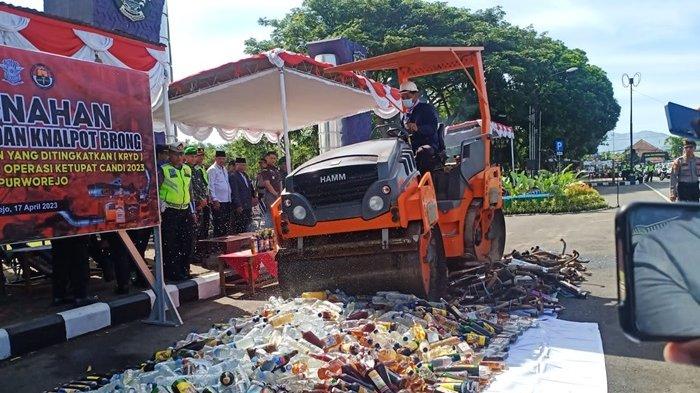 Polres Purworejo Musnahkan 2.674 Botol Miras dan 211 Knalpot Blombongan - Tribunjogja.com