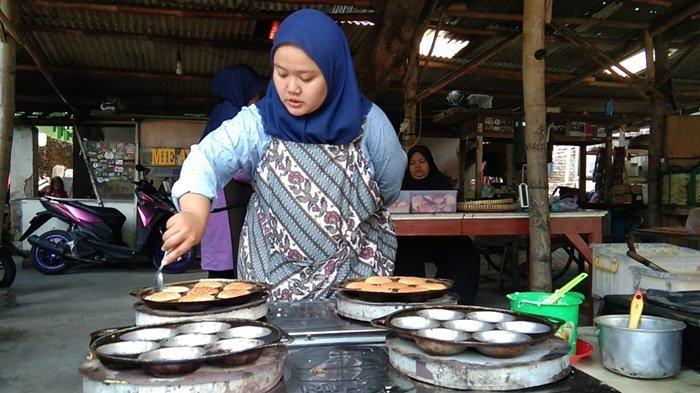Jelang Puncak Yaa Qowiyyu, Penjualan Apem di Jatinom Klaten Mulai ...