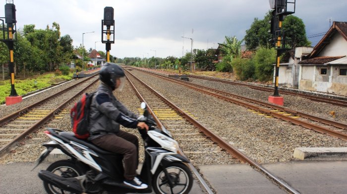 Tips Melintasi Rel Kereta Saat Hujan Agar Sepeda Motor Tak Terpeleset - Tribunjogja.com