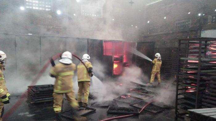 Pabrik Briket di Klaten Diamuk Si Jago Merah, Tiga Unit Mobil Pemadam Kebakaran Diturunkan ...