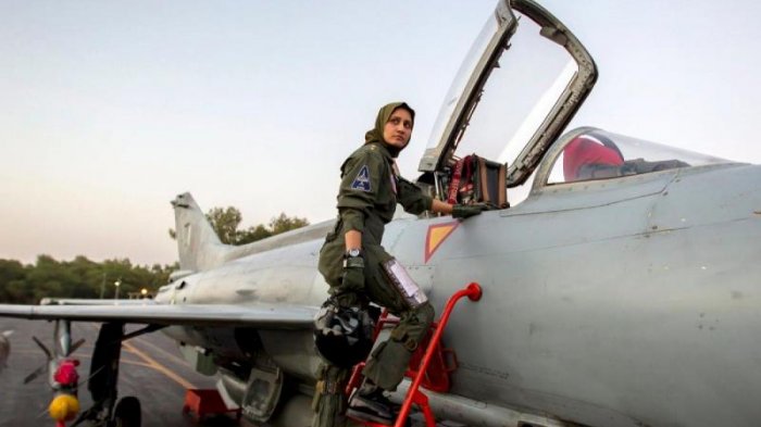 Perempuan Berhijab Ini Jadi Pilot Wanita Pertama di Angkatan Udara ...