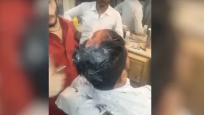 Bikin Deg-degan, Tukang Cukur Ini Potong Rambut Pakai Api - Tribunjogja.com