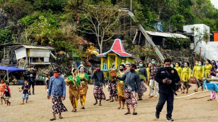 Pertahankan Tradisi, Labuhan Pantai Baron Tetap Digelar Meski Pandemi ...