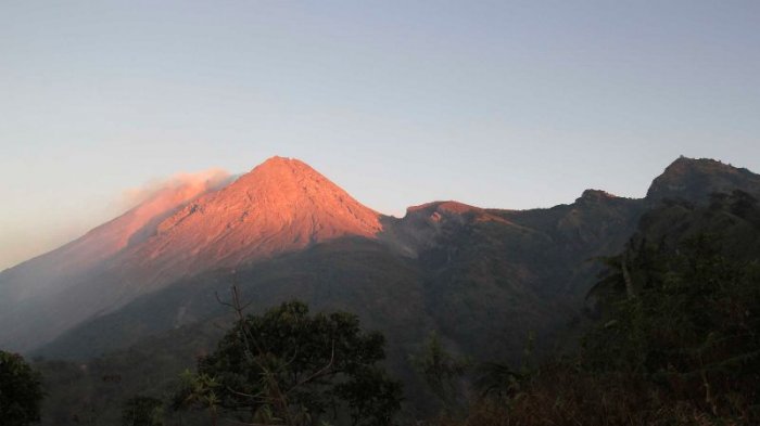 Mau Mendaki Gunung Merapi? Simpan Nomor Penting Ini - Tribunjogja.com