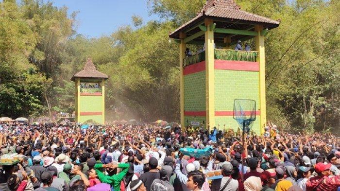 Lautan Manusia Serbu 6,6 Ton Apem pada Puncak Tradisi Ya Qowiyyu 2023 ...