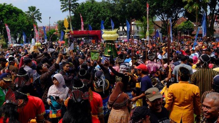 Rayahan Gunungan Gethuk dan Tari Babad Mahardika di Grebeg Getuk Kota ...