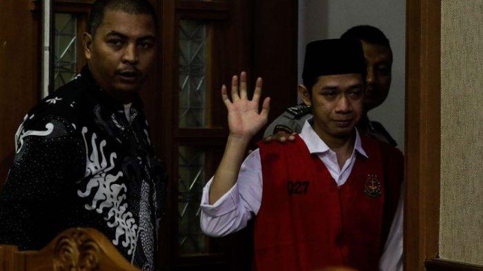 Remaja yang Fotonya Viral Bawa Bendera Merah Putih Saat Demo di DPR Bantah Lempar Batu ke Polisi ...