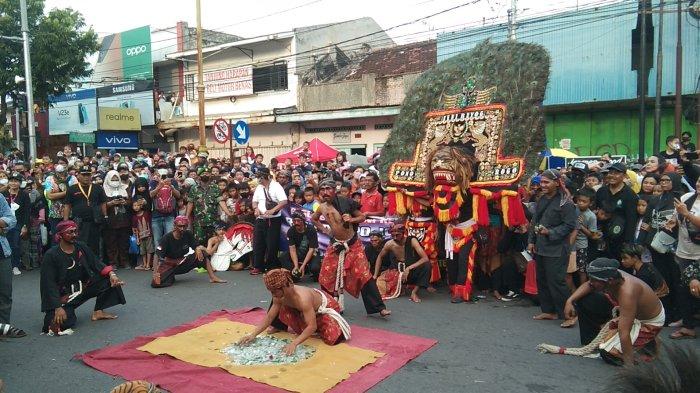 Ribuan Warga Klaten Tumpah Ruah Saksikan Kirab Kesenian Reog di Jalan Pemuda - Tribunjogja.com