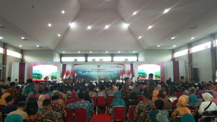 BREAKINGNEWS : Ribuan Warga Penerima Sertifikat Padati Taman Budaya ...