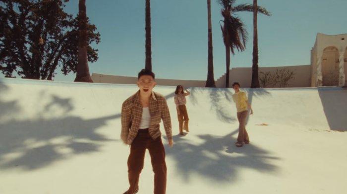 Rich Brian, NIKI & Warren Hue, Lirik Lagu California, Lengkap dengan ...