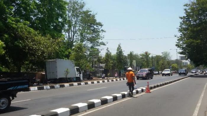 Hati-hati Ada Pengecatan Ulang Divider di Ring Road Utara - Tribunjogja.com