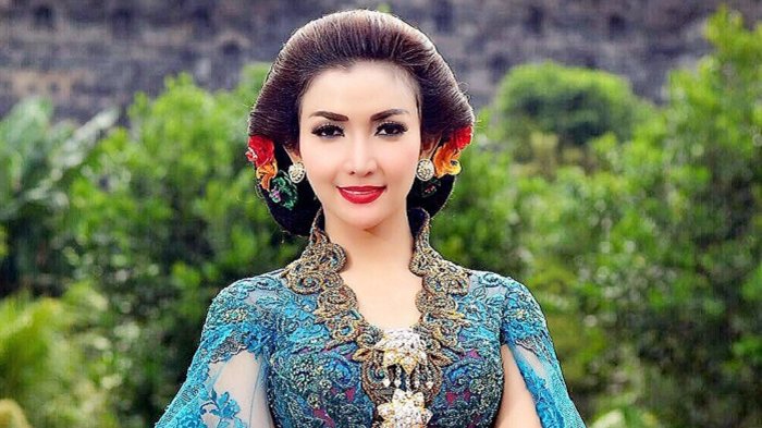 10 Foto Anggunnya Roro Fitria, Bak Putri Keraton Saat Kenakan Kebaya ...