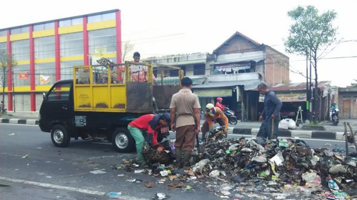 BREAKINGNEWS: Mobil Pick Up Pengangkut Sampah Terguling di Klaten - Tribunjogja.com