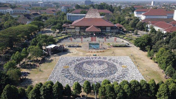 Sebanyak 8.408 Mahasiswa UGM Membentuk 10 Formasi pada Penutupan PPSMB ...