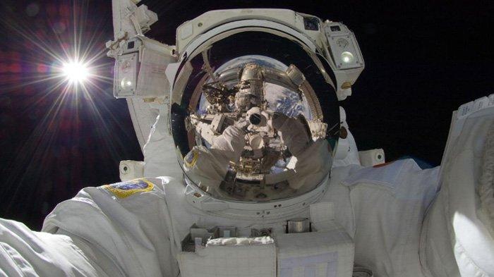 Sebelum Selfie Heboh di Medsos, Astronot Sudah Melakukannya di Luar ...