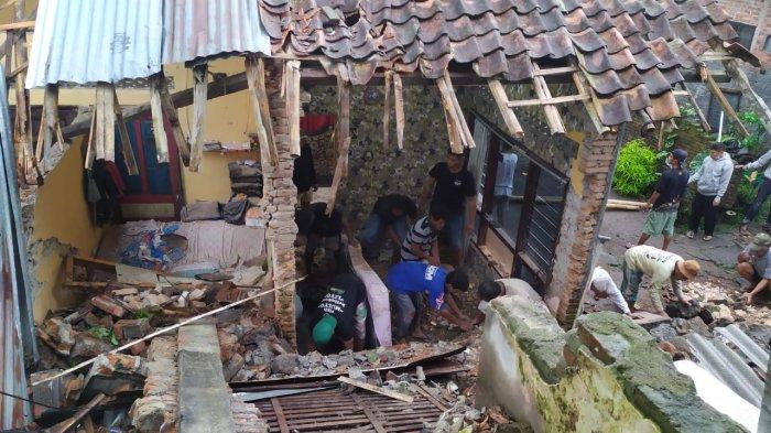 Talut Setinggi 5 Meter di Sleman Ambrol, Timpa Rumah Hingga Rusak Berat ...