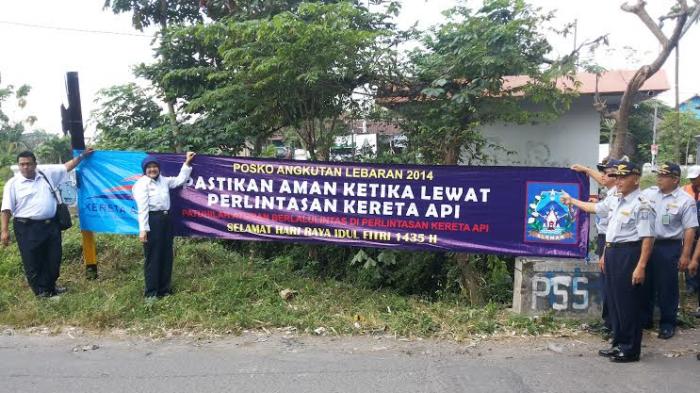 Dishubkominfo Sleman Pasang Spanduk Keselamatan di Perlintasan KA - Tribunjogja.com