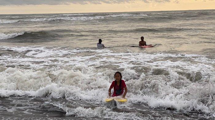 Melihat Keseruan Anak-Anak Bermain Surfing di Pantai Parangtritis ...