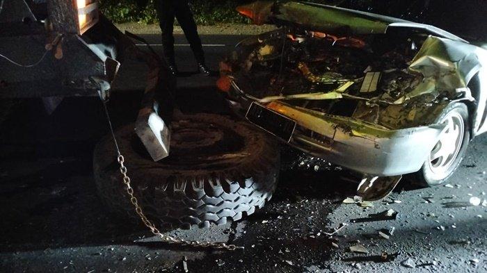 Mobil Sedan Tabrak Truk yang Berhenti di Lokasi Proyek Perbaikan Jalan ...