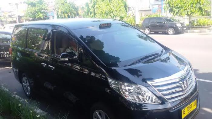 Mau Jajal Taksi Mewah Alphard? Bayarnya Rp8 Ribu Per Kilometer ...