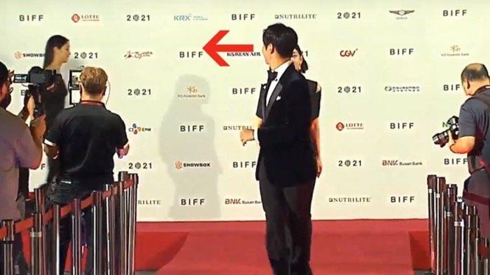 Terciduk, Song Joong Ki Curi-curi Pandang ke Jeon Yeo Been di Red Carpet BIFF 2021 - Tribunjogja.com
