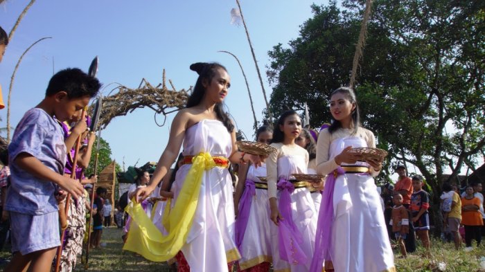 Uniknya Tradisi Bajong Banyu di Magelang, Perang Air untuk Sucikan Diri ...