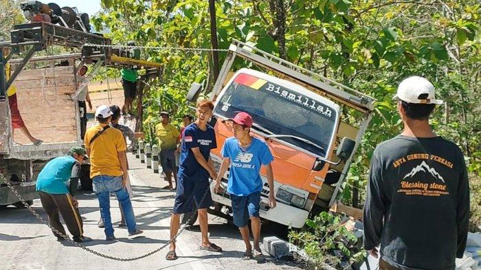 KECELAKAAN Truk Penuh Muatan Bata Ringan Terguling di Tanjakan Candirejo Semin Gunungkidul ...