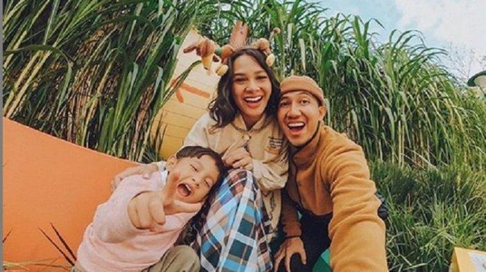 Penjelasan Suami Andien soal Foto Liburan ke Disney Land Hong Kong saat ...