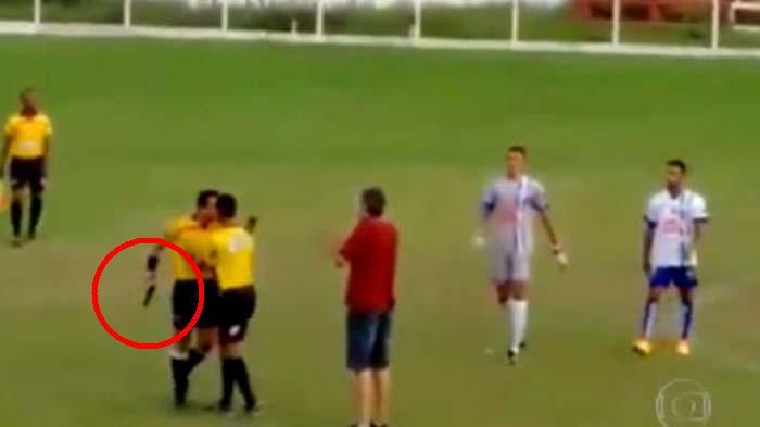 VIDEO : Dipukul Pemain, Wasit Lari ke Ruang Ganti Ambil Senjata Api ...