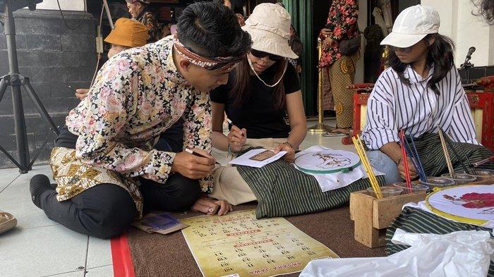 Keseruan Wisatawan Malioboro saat Diajak Belajar Aksara Jawa di Kawasan ...