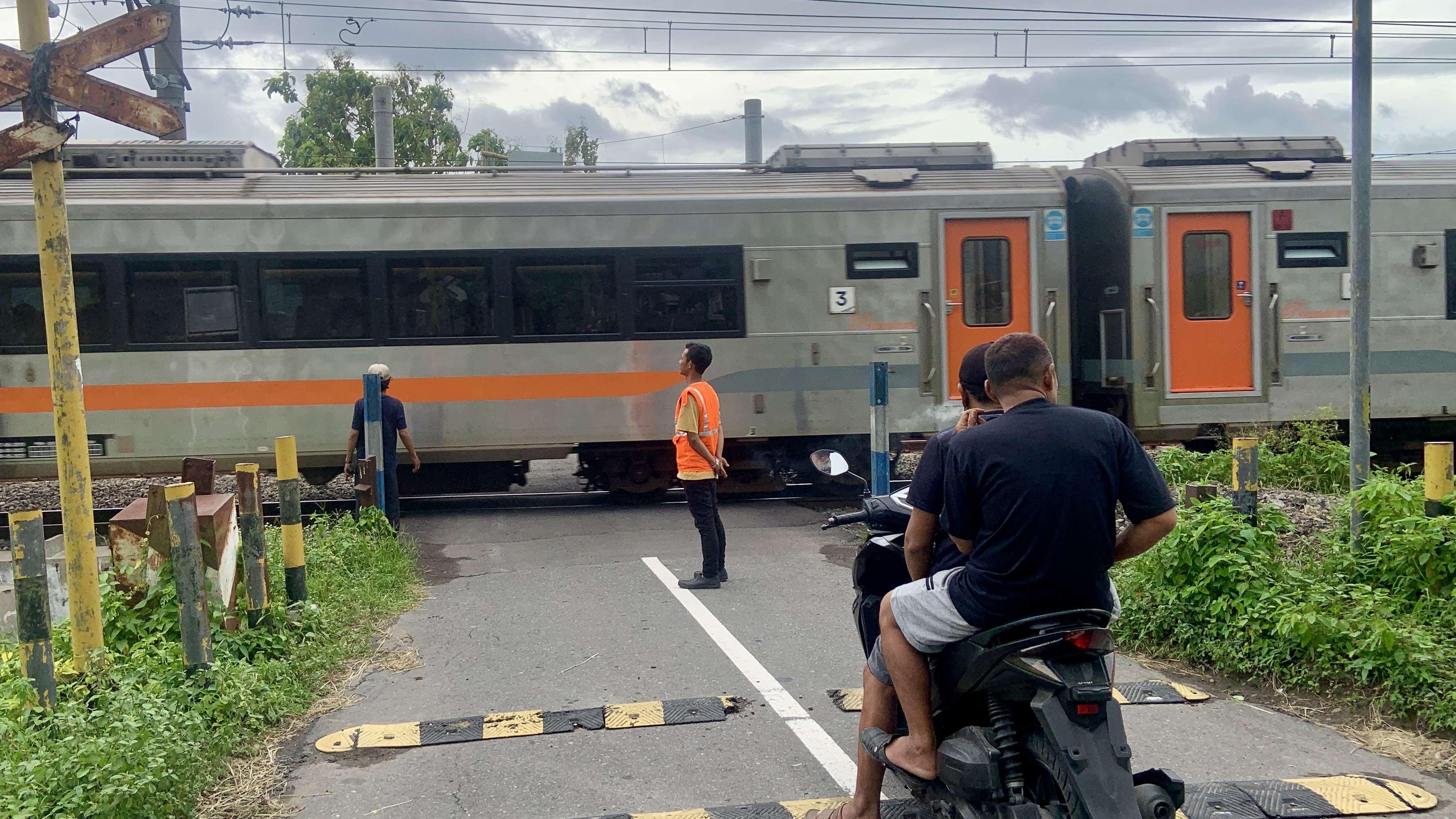 KISAH Penjaga Perlintasan Kereta Api Tanpa Palang di Prambanan Klaten - Halaman all ...