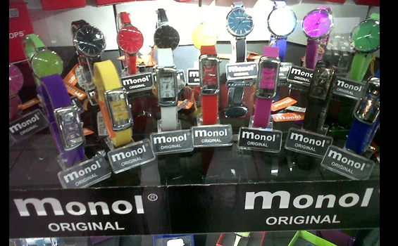 Ira Yakin Jam Monol yang Ia Pakai Asli - Tribunjogja.com