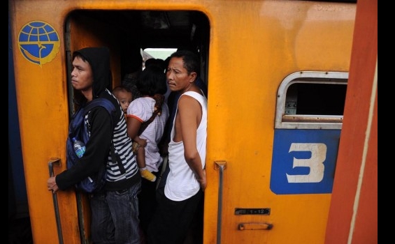 Gerbong Aling-Aling Kosong Border Kereta Berjubel - Tribunjogja.com