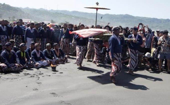 Tribun Foto : Inilah Foto-foto Upacara Labuhan di Parangkusumo ...