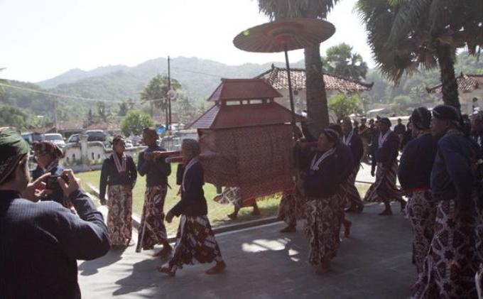 Tribun Foto : Inilah Foto-foto Upacara Labuhan di Parangkusumo ...