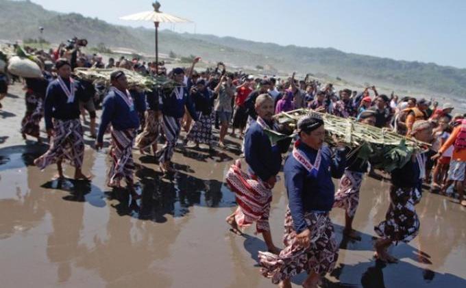 Tribun Foto : Inilah Foto-foto Upacara Labuhan di Parangkusumo ...