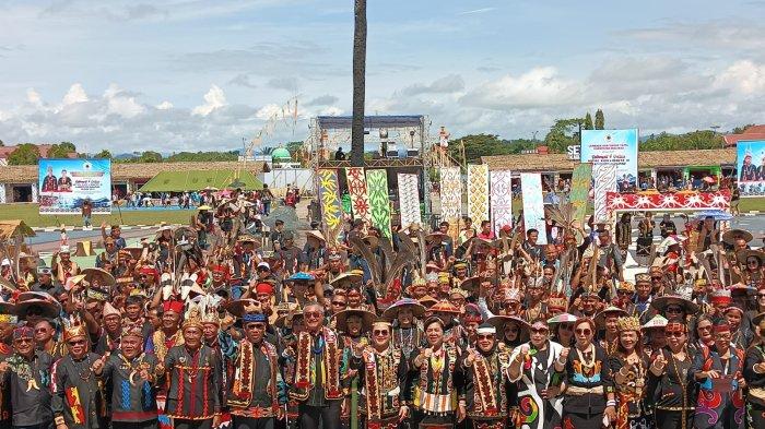 Masyarakat Dayak Tahol Tampilkan Prosesi Adat Lampau di Irau Malinau ...