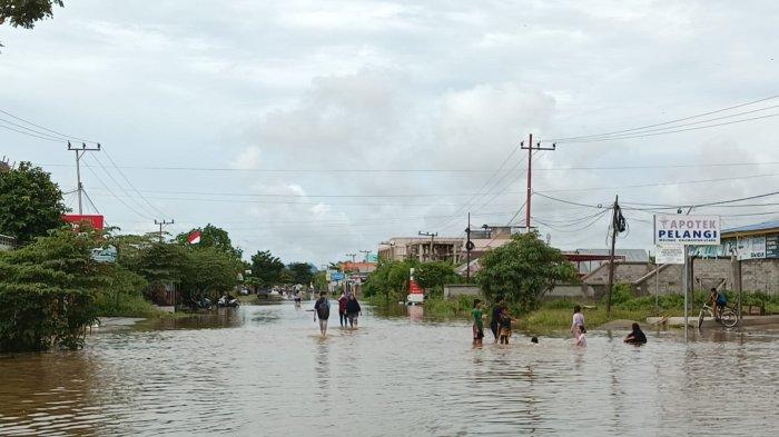 Jalan Poros Malinau Kota Terendam Banjir, Arus Lalu Lintas Kendaraan ... Jalan Poros Malinau Kota Terendam Banjir, Arus Lalu Lintas Kendaraan ...