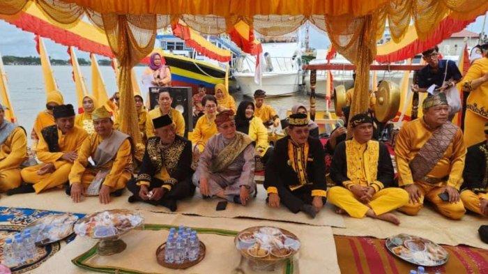 Bupati Bulungan dan Forkopimda Naik Perahu Kembar Keliling Sungai Kayan ...