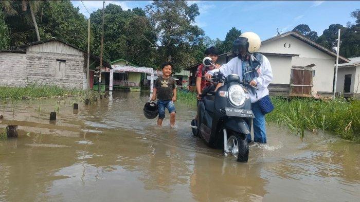 Desa Buluh Perindu di Bulungan Kalimantan Utara Tergenang Air, Sepeda ...