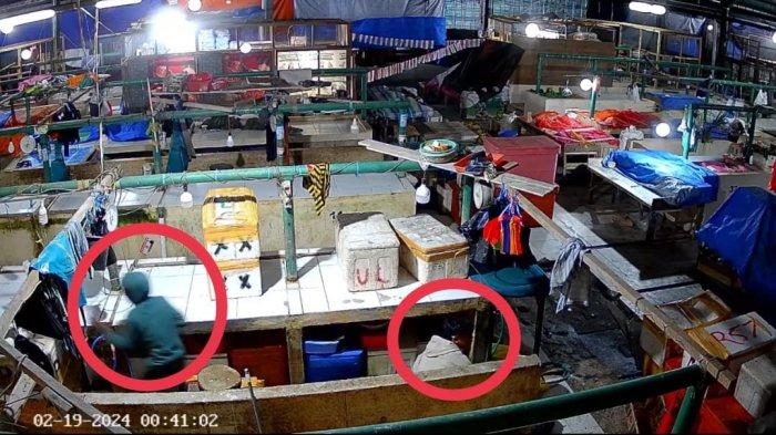 Pencuri Hanya Perlu 2 Menit, Dua Pelaku Terekam CCTV Curi Cumi dan Udang di Pasar Tenguyun ...