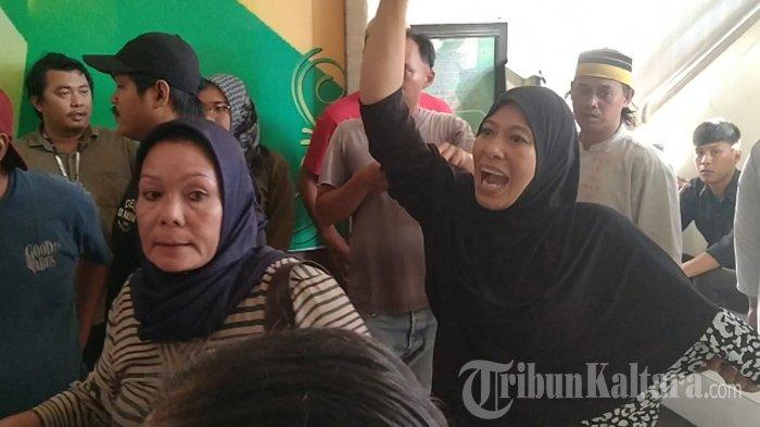 Ibu dan Ayah Arya Gading Teriak Histeris usai Sidang, Minta Majelis Hakim Jatuhkan Hukuman Mati ...