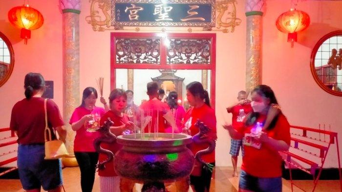 Rayakan Imlek 2023, Warga Tionghoa Nunukan Ibadah di Klenteng San Sen ...