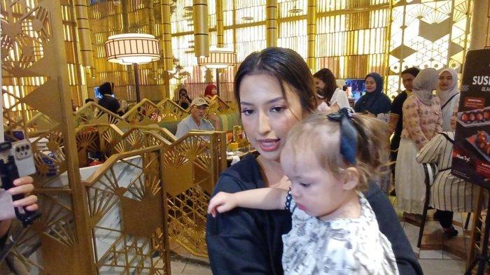 Ngamuk Kamari Dipegang-pegang, Jennifer Coppen Kini Larang Penggemar Foto bareng Putrinya ...