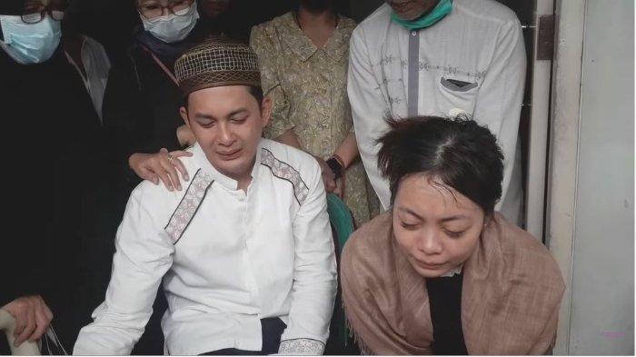 Mama Dahlia Meninggal Dunia, Tangis Kiki Farrel Pecah hingga Jatuh Pingsan di Samping Jenazah ...