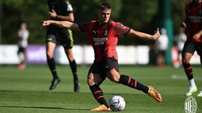 Beda Nasib Transfer 2 Striker AC Milan, Lorenzo Colombo Sepakat ke ...