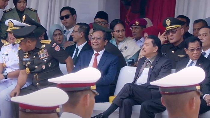 Mahfud MD Muncul saat Prabowo Serahkan Jabatan Menteri Pertahanan ke Sjafrie Sjamsoeddin ...