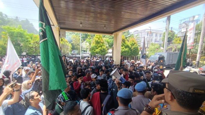 Massa Aksi Demo Paksa Masuk ke Kantor DPRD Tarakan, Terjadi Dorong Mendorong dengan Petugas ...
